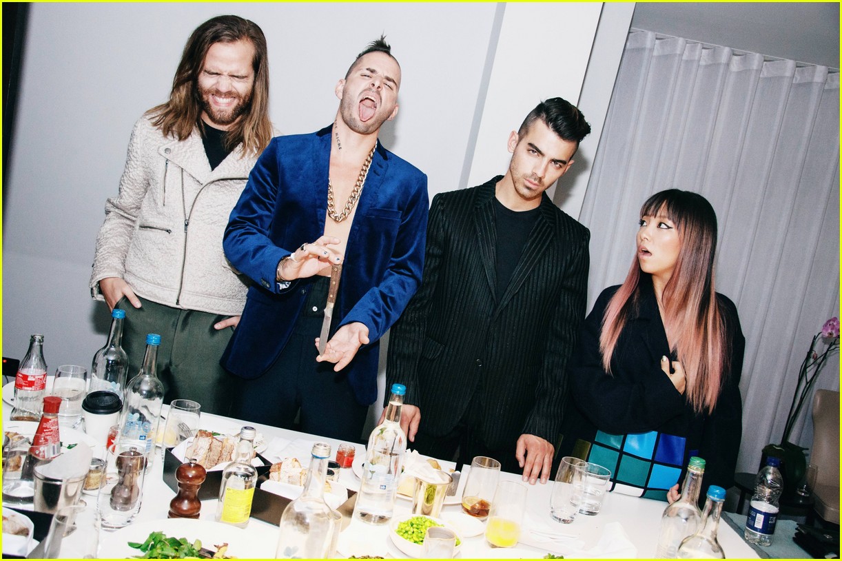 Joe Jonas & DNCE Try to Showcase Their Best Selves On Stage | Photo ...