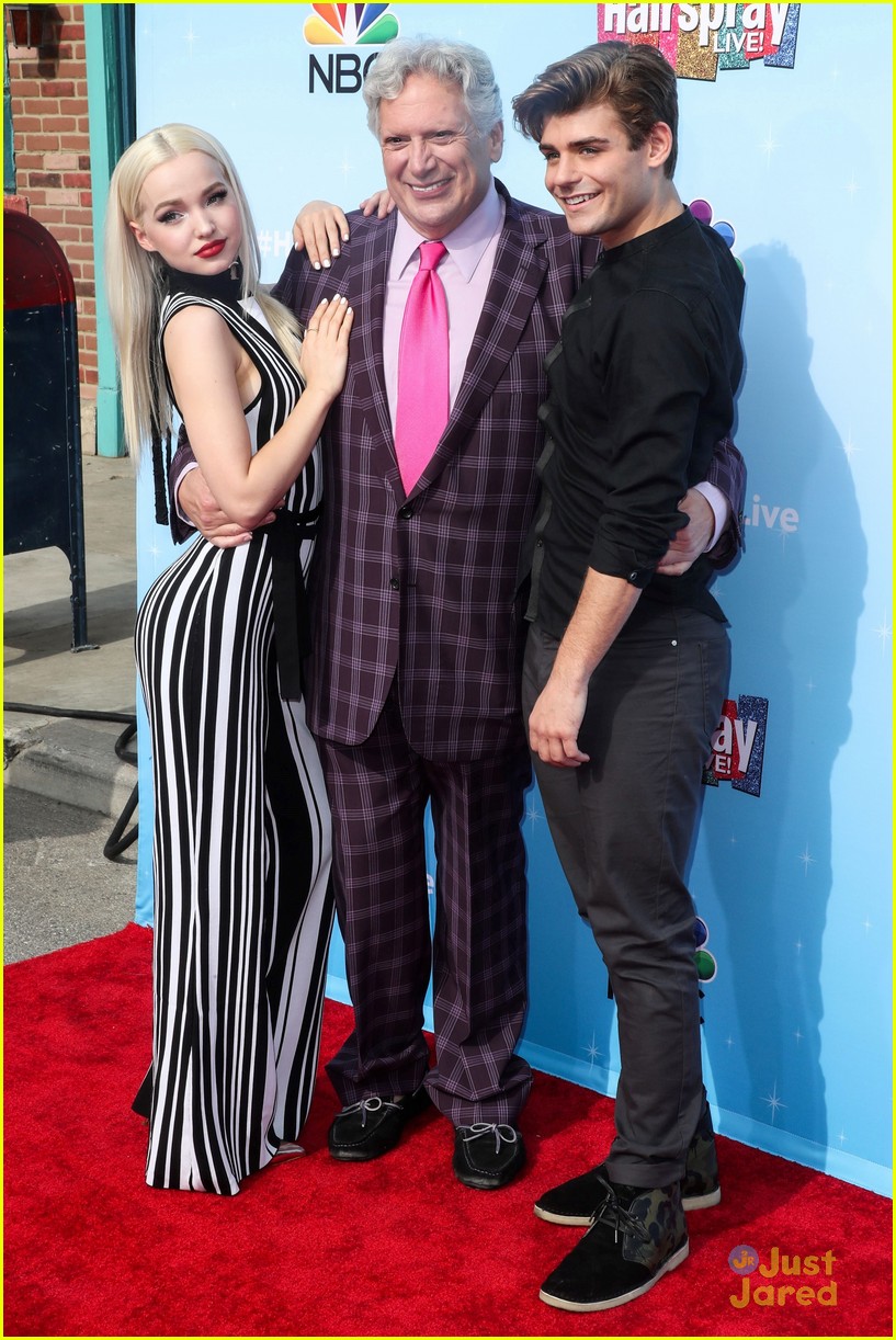 Dove Cameron Gets Kiss from Ariana Grande! | Photo 1050932 - Photo ...