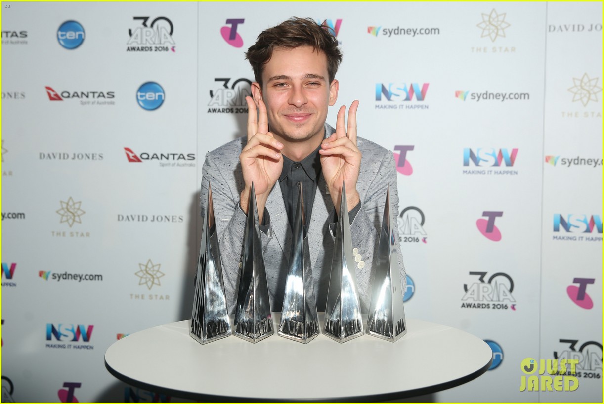 VIDEO: Troye Sivan Performs 'YOUTH' at ARIA Awards, Wins Song of the ...