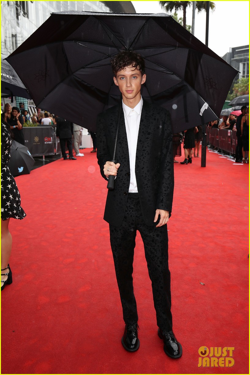 Full Sized Photo of video flume troye sivan win big at aria awards 11 ...