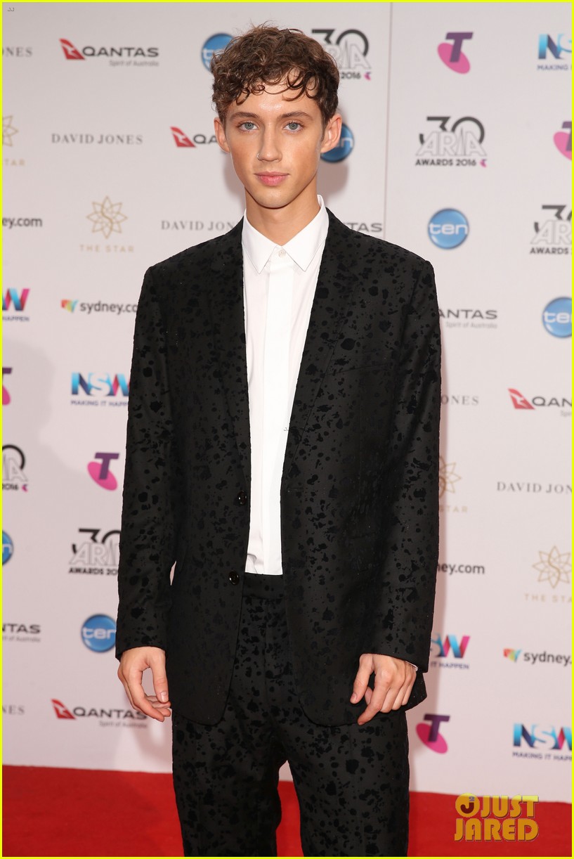 VIDEO: Troye Sivan Performs 'YOUTH' at ARIA Awards, Wins Song of the ...