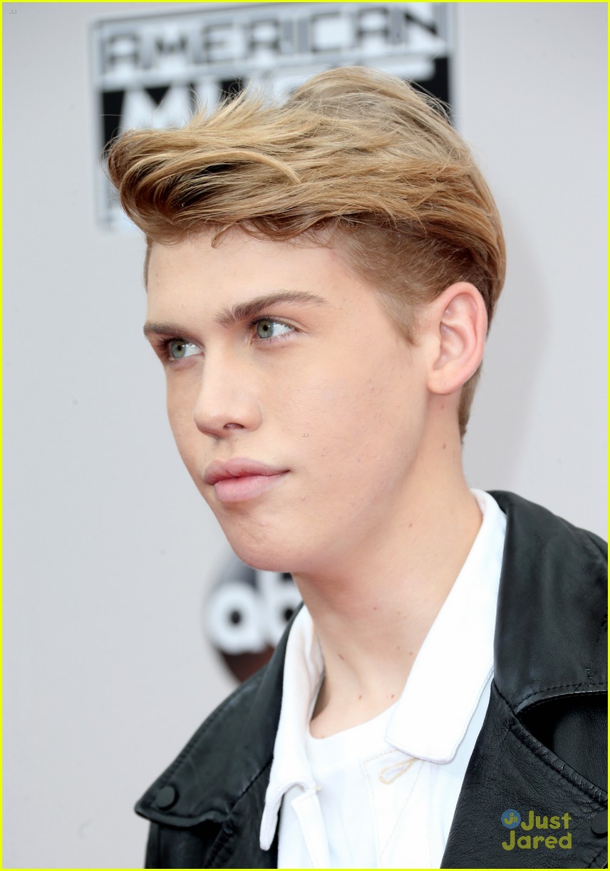 Gabriel Conte, Fiancee Jess Bauer & More Social Stars Hit AMAs 2016 ...