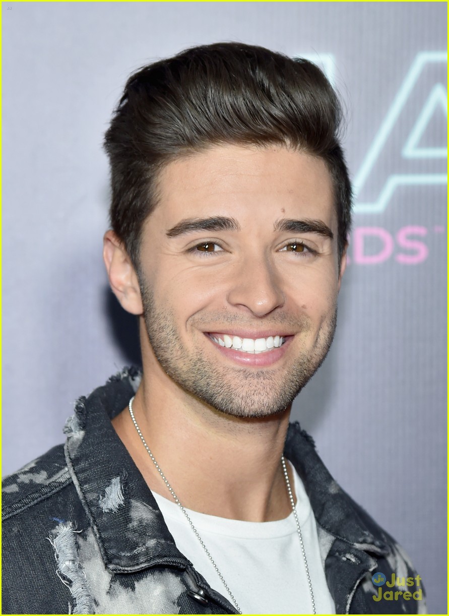 Jake Miller & Jacob Whitesides Hit HALO Awards Red Carpet After Hanging ...