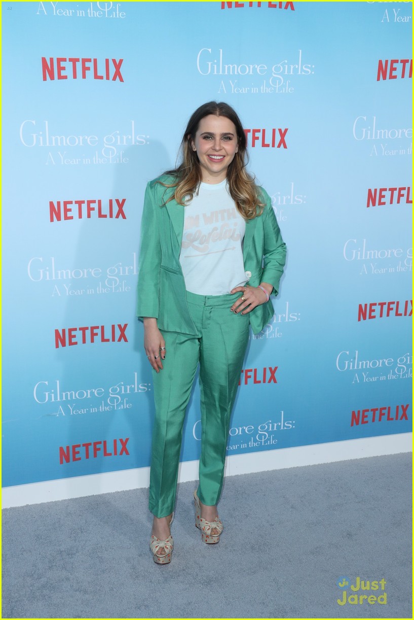 Vanessa Marano Celebrates 'Gilmore Girls' Premiere With Sister Laura ...