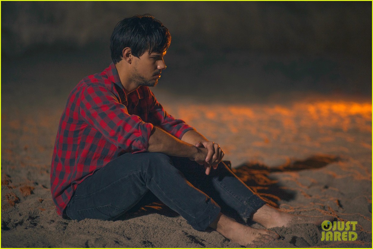 Full Sized Photo of taylor lautner run the tide exclusive clip 05 ...