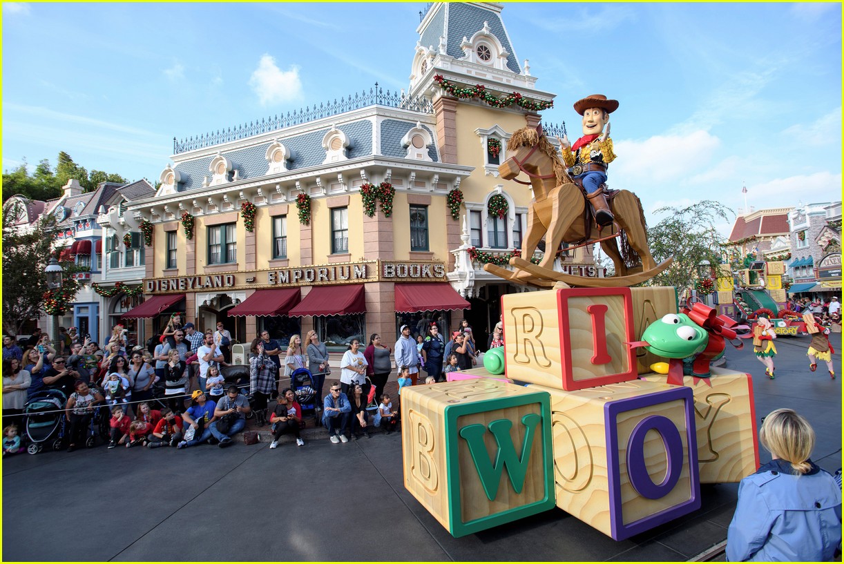 Jordan Fisher Is Performing in Disney's Christmas Special This Morning ...