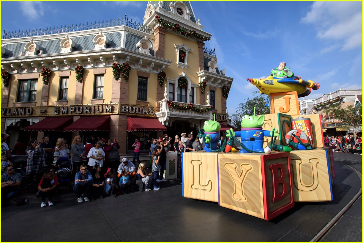 Jordan Fisher Is Performing in Disney's Christmas Special This Morning ...