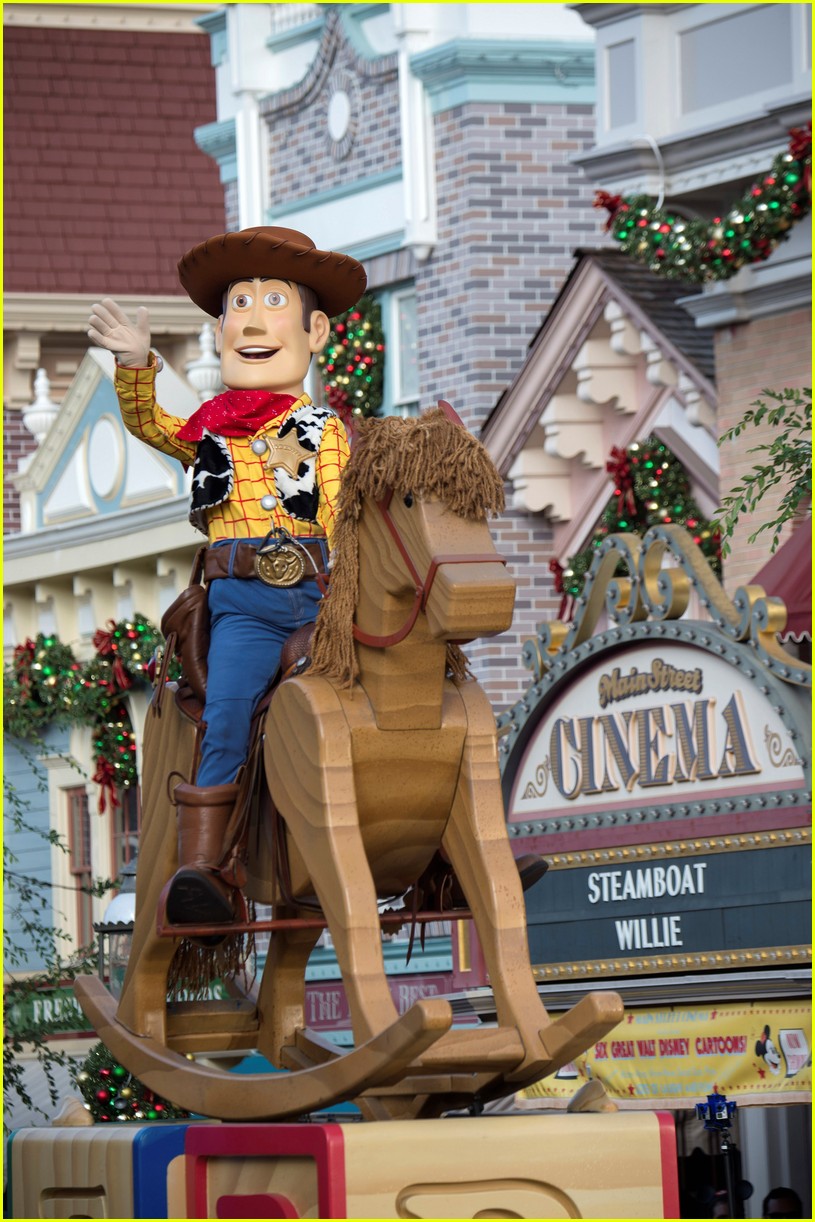 Jordan Fisher Is Performing in Disney's Christmas Special This Morning ...