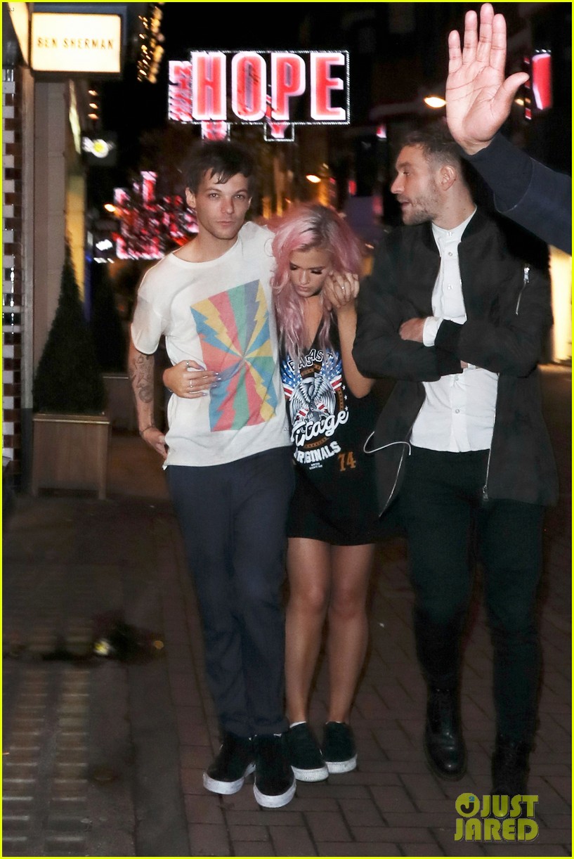 Louis Tomlinson Steps Out With Sister Lottie & Liam Payne After 'Just ...