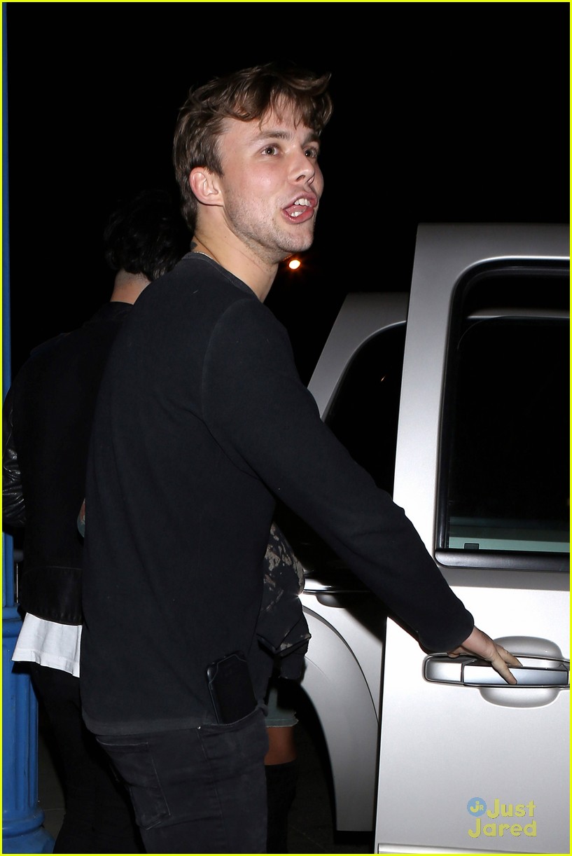 Luke Hemmings & Girlfriend Arzaylea Hold Hands For Catch LA Date Night ...