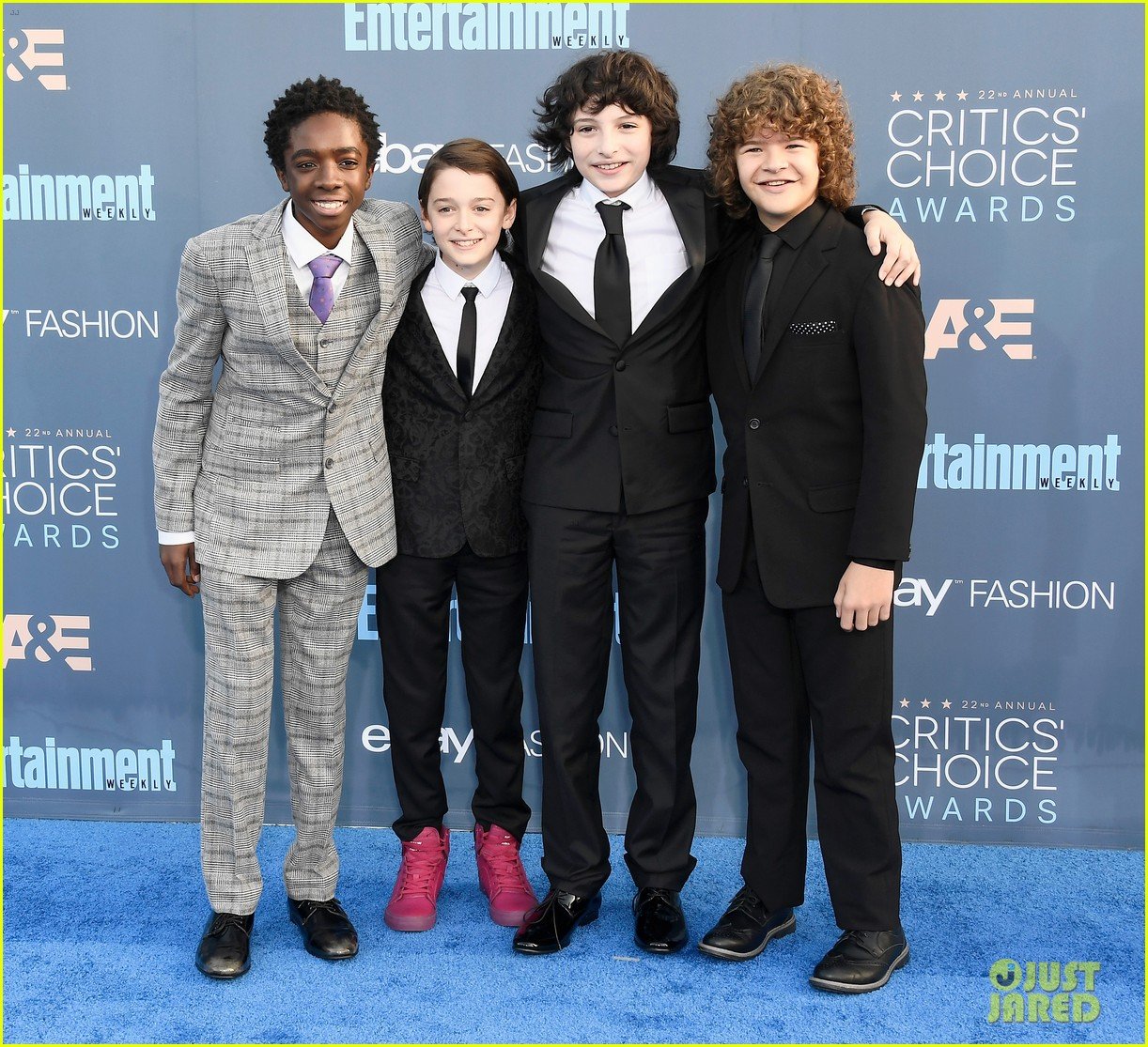 'Stranger Things' Kids Strike Fun Poses at Critics' Choice Awards ...