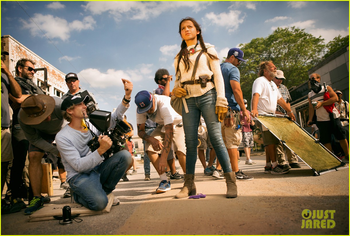 Isabela Moner is the Definition of Girl Power in 'Transformers 5 ...