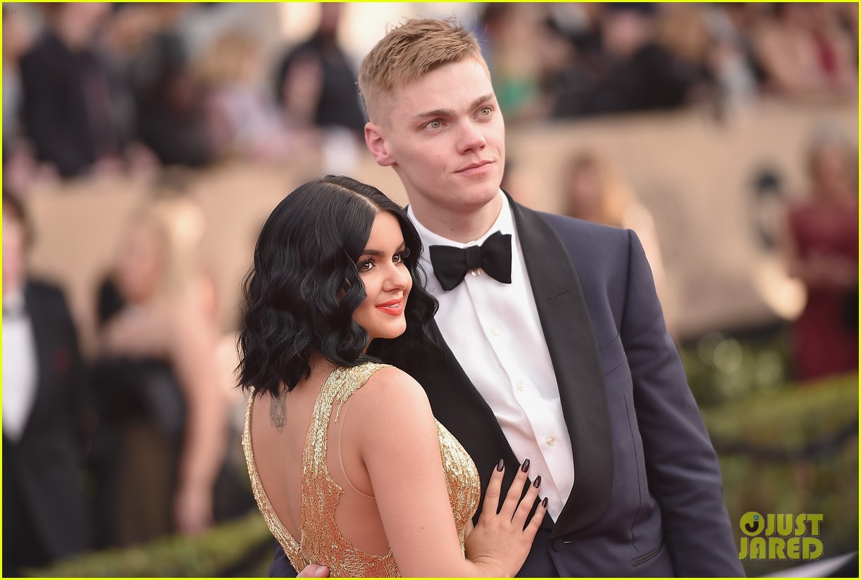 Full Sized Photo of ariel winter kiss levi meaden nolan gould sag awards 19 | Ariel Winter ...