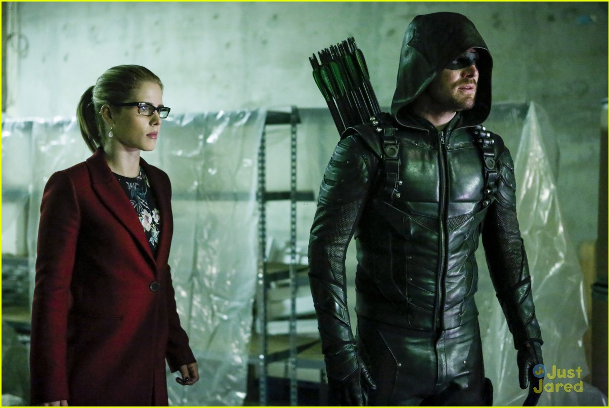 Felicity Kicks Off Her Revenge Agenda With Help From Oliver On 'Arrow ...