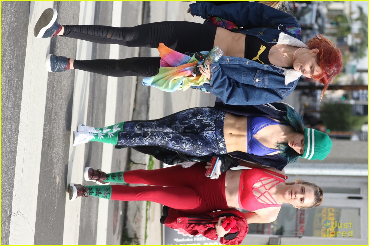 Bella Thorne's New Cat Sheds Everywhere! | Photo 1061283 - Photo ...