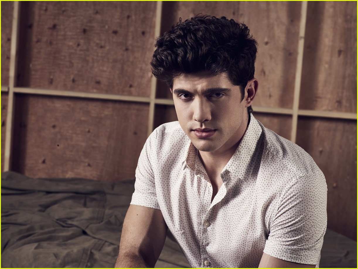 Bella Thorne Confirms She Kisses a Girl in Her New Show 'Famous in Love ...