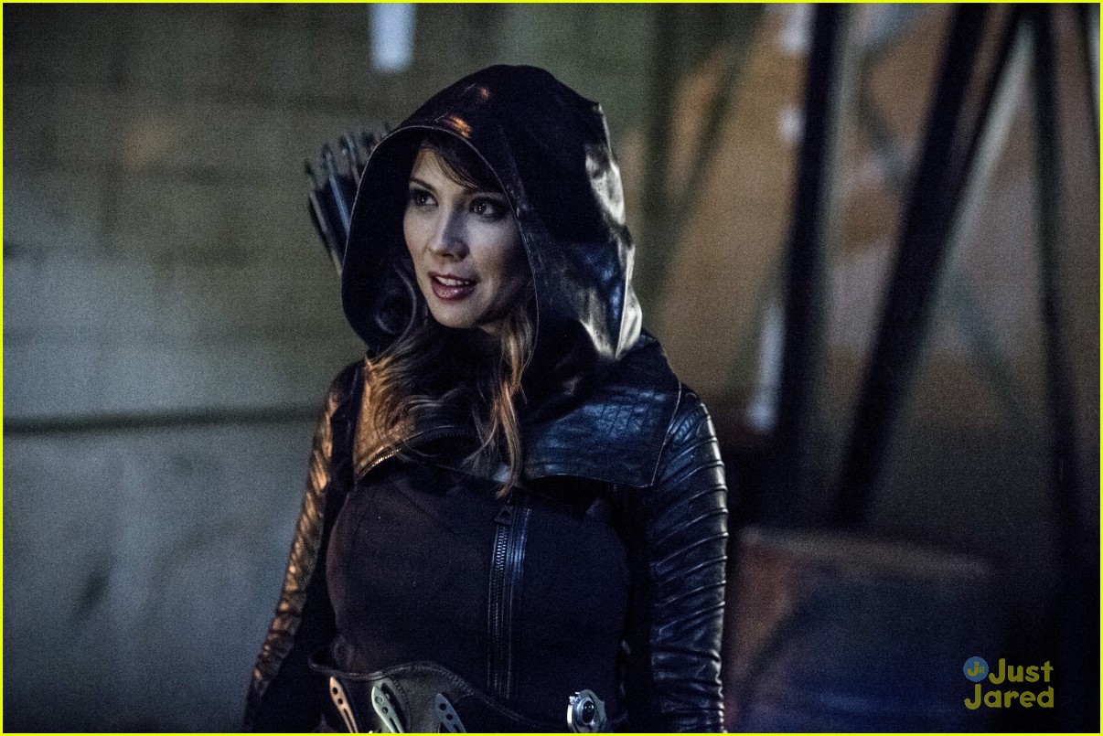 Felicity Puts Her Hacking Hat on in Russia on Tonight's 'Arrow' | Photo ...