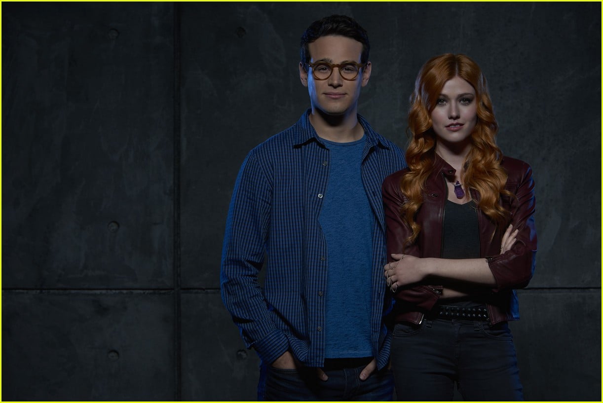 Clary & Simon Finally Kiss on 'Shadowhunters' - Fans React to #Climon ...
