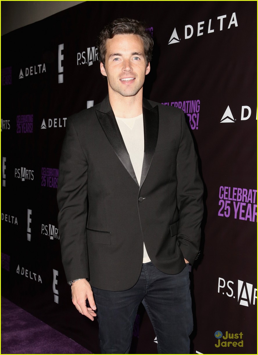 Ian Harding Lands First Post-PLL Role on New Fox Comedy 'Thin Ice ...