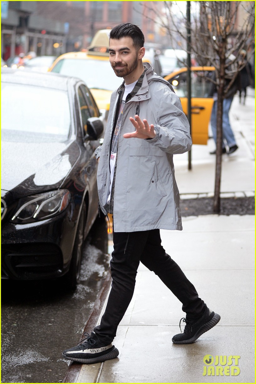 Full Sized Photo Of Joe Jonas Gives Some Underwear Modeling Tips 02 Joe Jonas Tries To