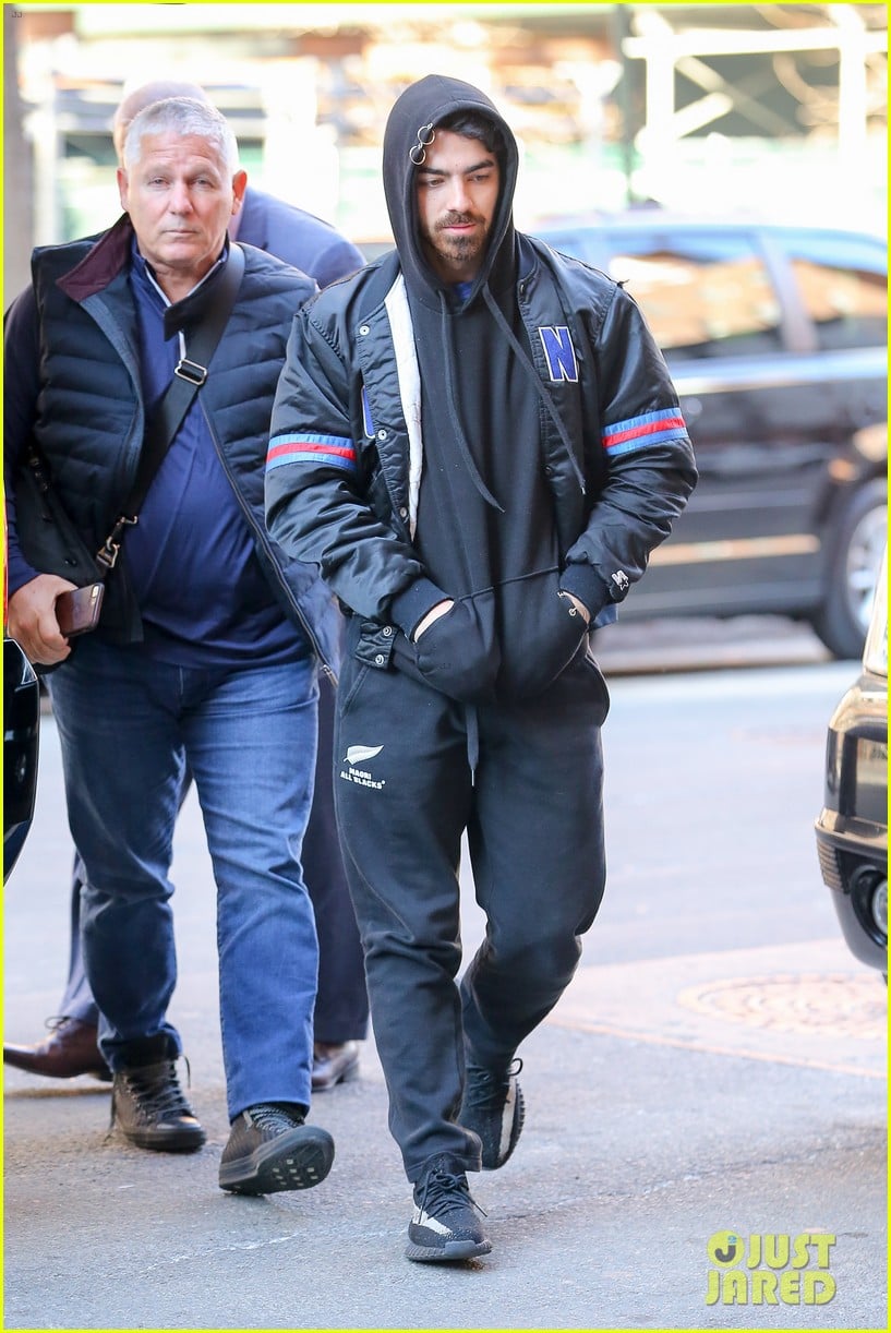 Joe Jonas Tries to Recreate His 'Guess' Underwear Photo Shoot | Photo ...