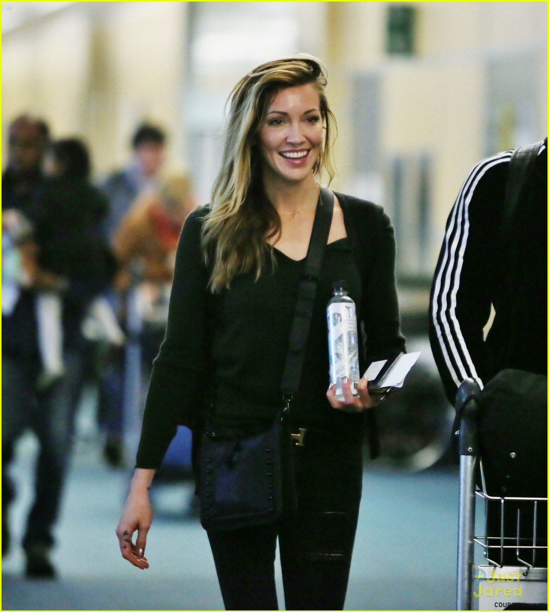 Will We Ever See Katie Cassidy On Arrow Again Showrunners Weigh In