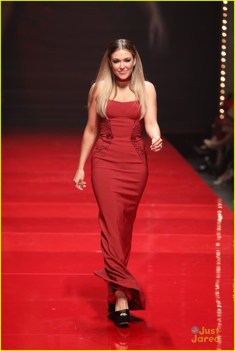 Peyton List Amazes On Runway For American Heart Association's Go Red ...