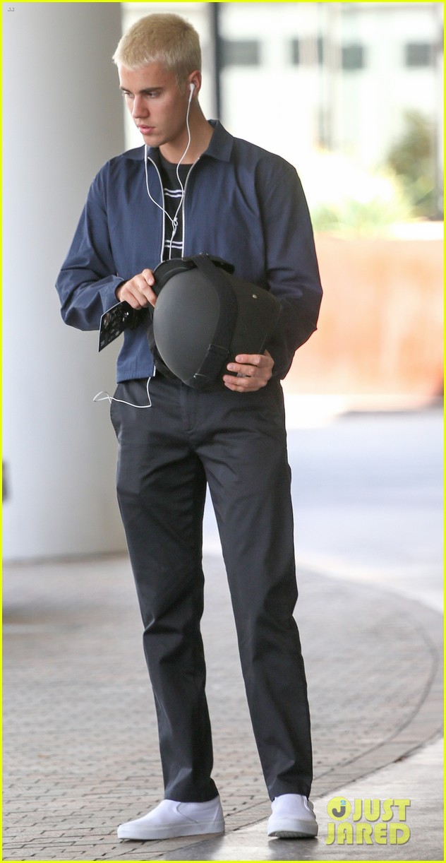 Justin Bieber Takes a Spin on a Motorcycle in Australia | Photo 1074047 ... Justin Bieber Takes a Spin on a Motorcycle in Australia | Photo 1074047 ...