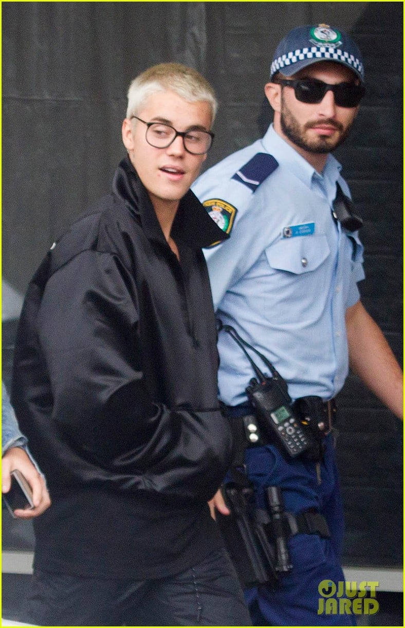 Justin Bieber Hangs Out with Fans in Australia! | Photo 1075735 - Photo ...