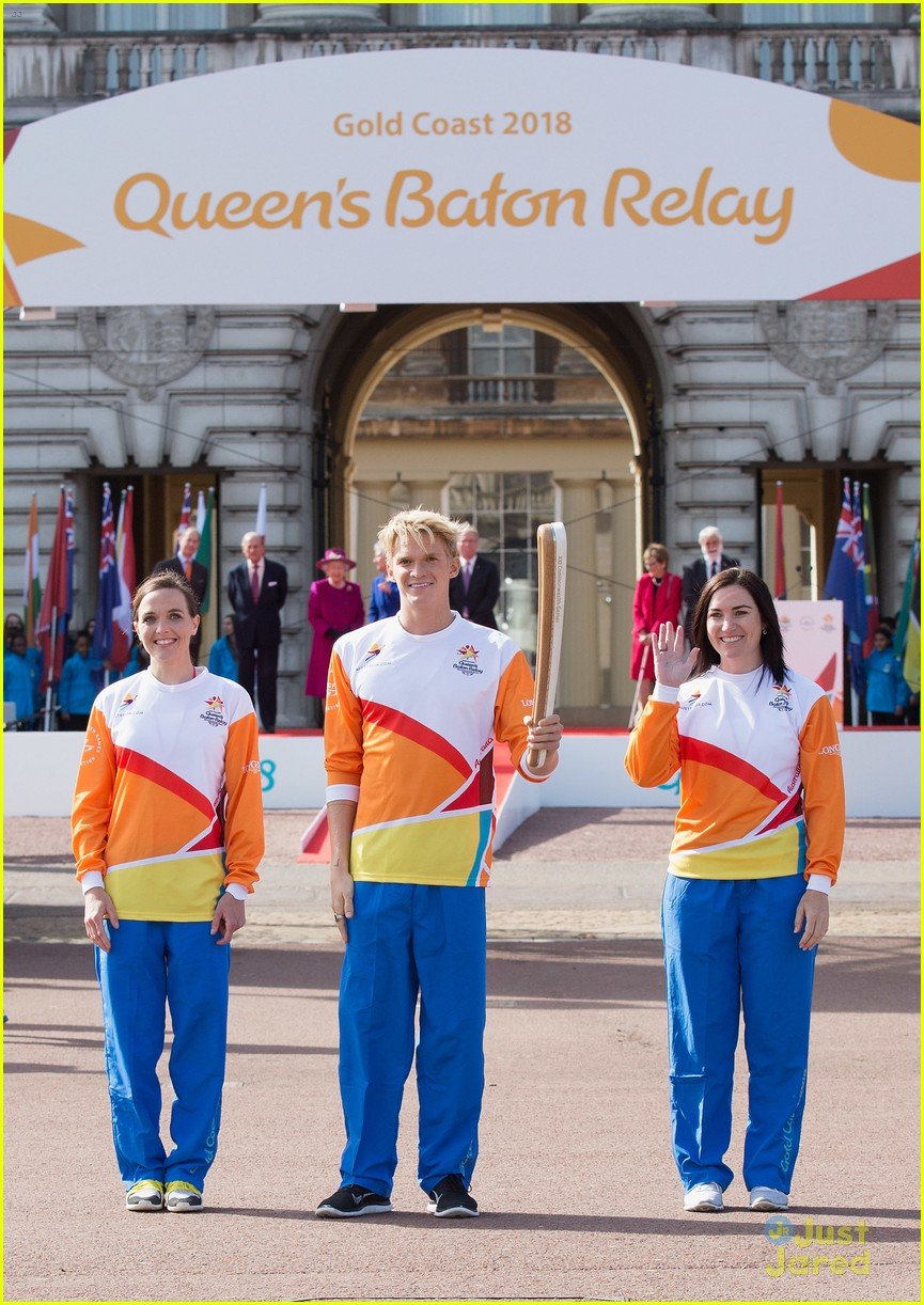 Cody Simpson Meets Queen Elizabeth II at XXI Commonwealth Games (Video ...