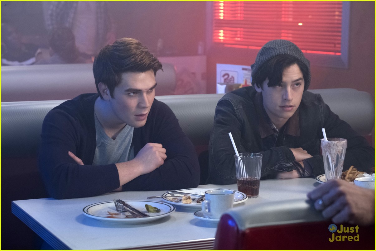 Cole Sprouse Doesn't Want You To Count Out Jughead as Jason Blossom's ...