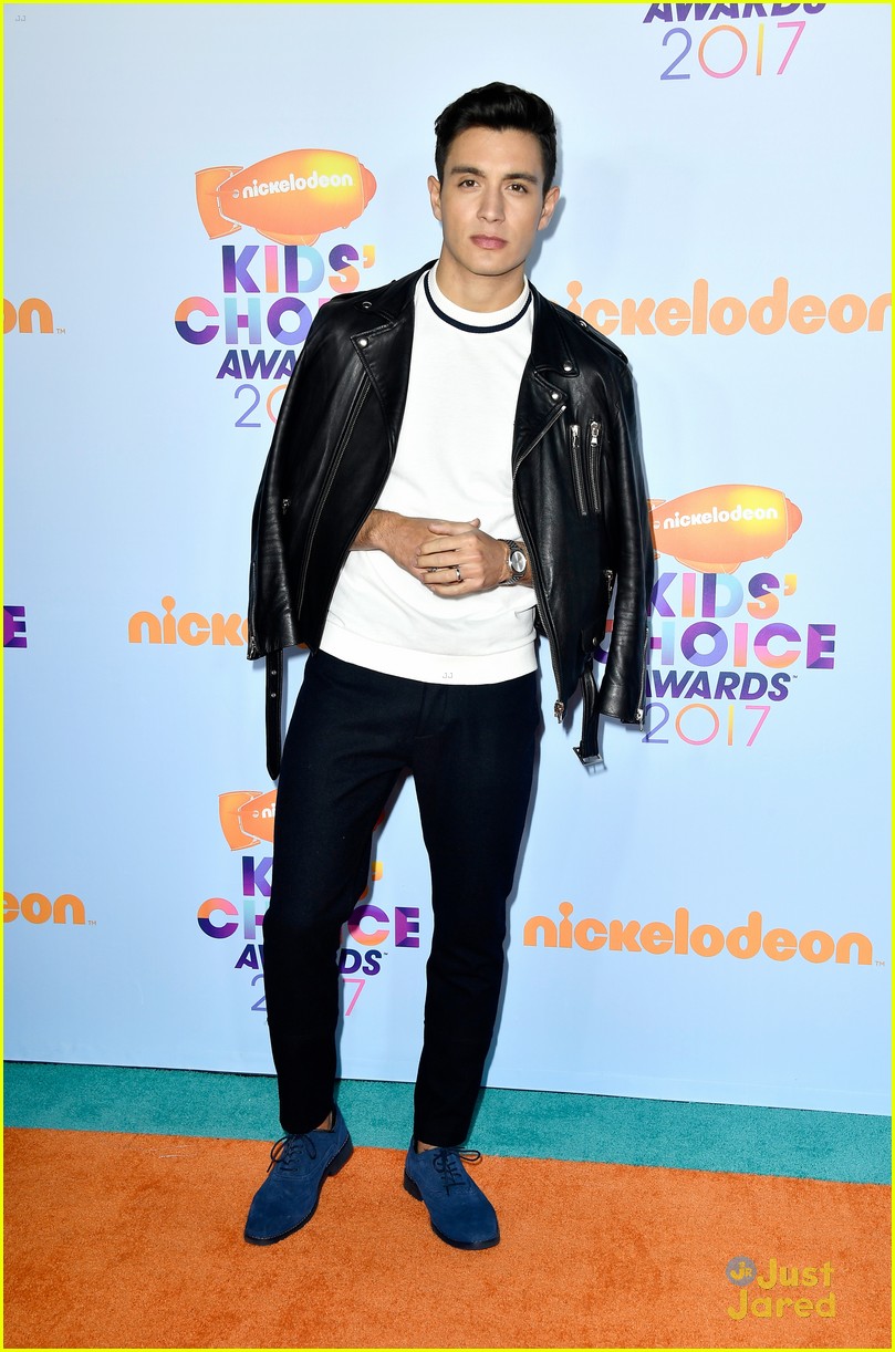 Gabriel & Jess Conte Kiss on KCAs Orange Carpet! | Photo 1074569 ...