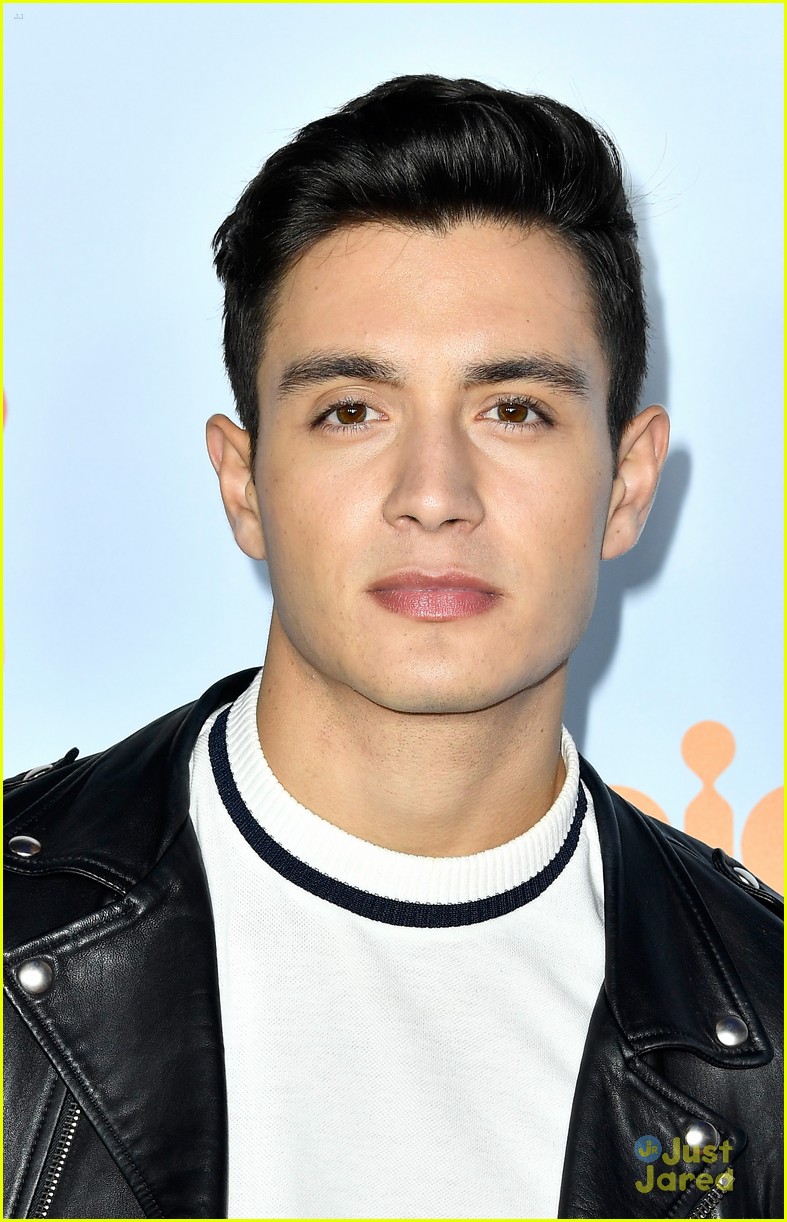 Gabriel & Jess Conte Kiss on KCAs Orange Carpet! | Photo 1074570 ...