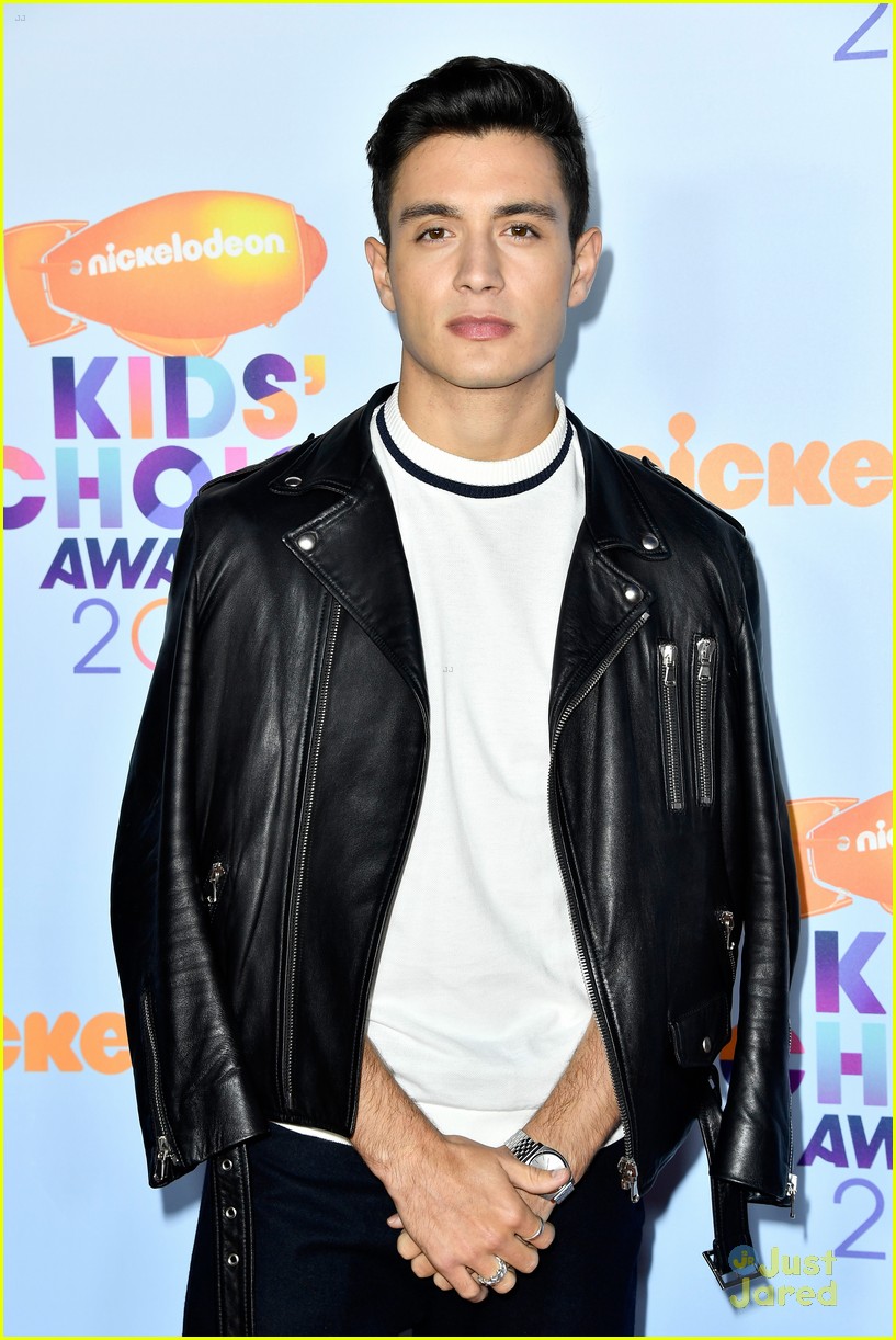 Gabriel & Jess Conte Kiss on KCAs Orange Carpet! | Photo 1074572 ...