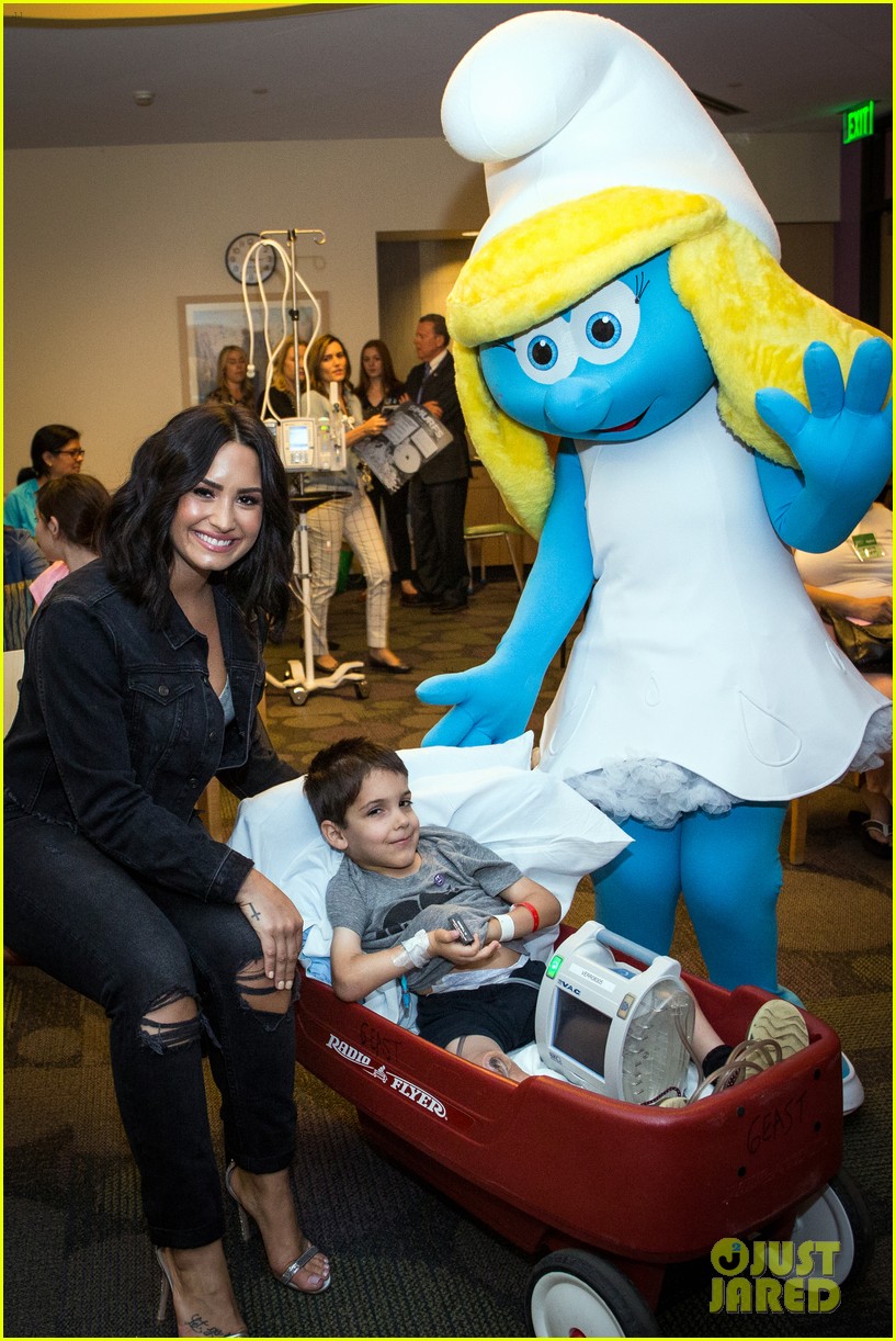 Full Sized Photo of demi lovato surprises hospital patients 02 | Demi ...