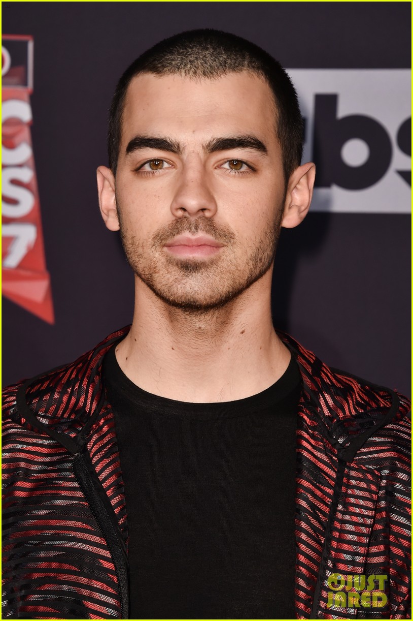 Joe Jonas Goes Solo Without DNCE at iHeartRadio Music Awards 2017 ...