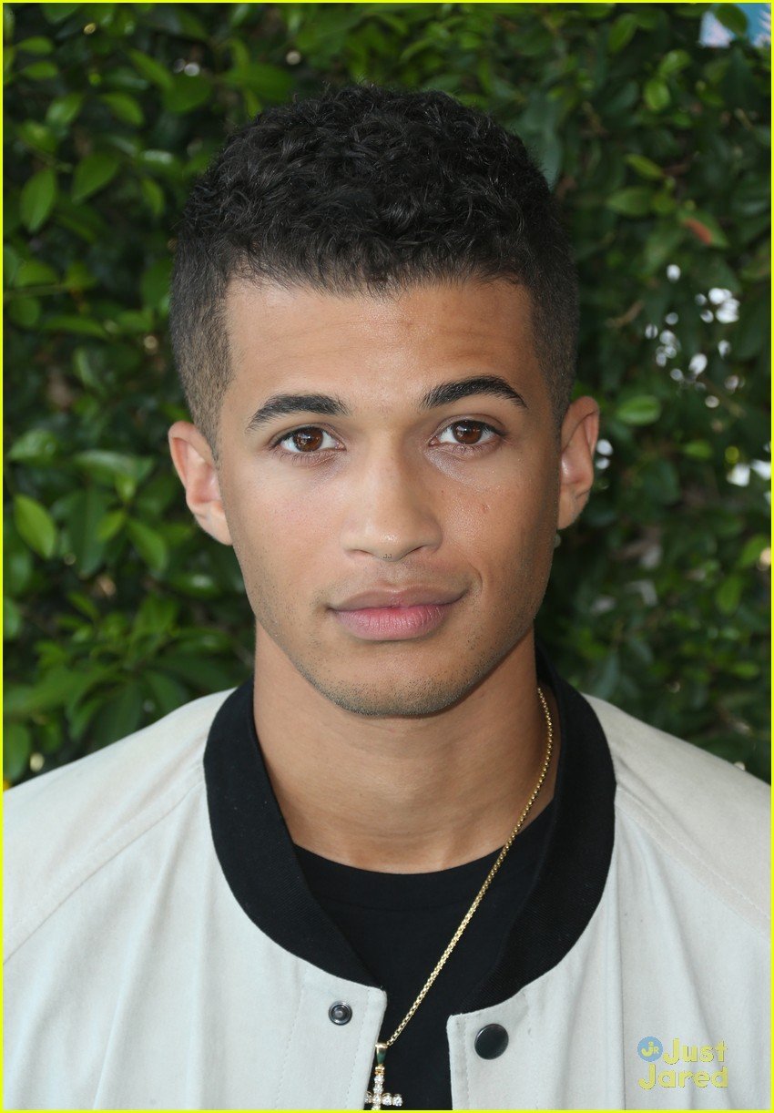 Jordan Fisher Loves When Girls Wear Sweatpants | Photo 1075191 - Photo ...
