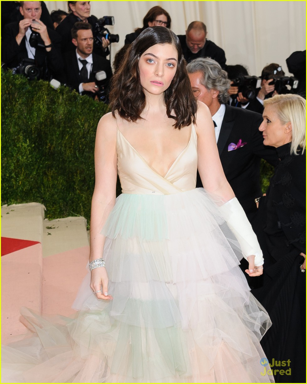 Lorde Doesn't Care What You Think Of Her Unique Dancing | Photo 1075248 ...