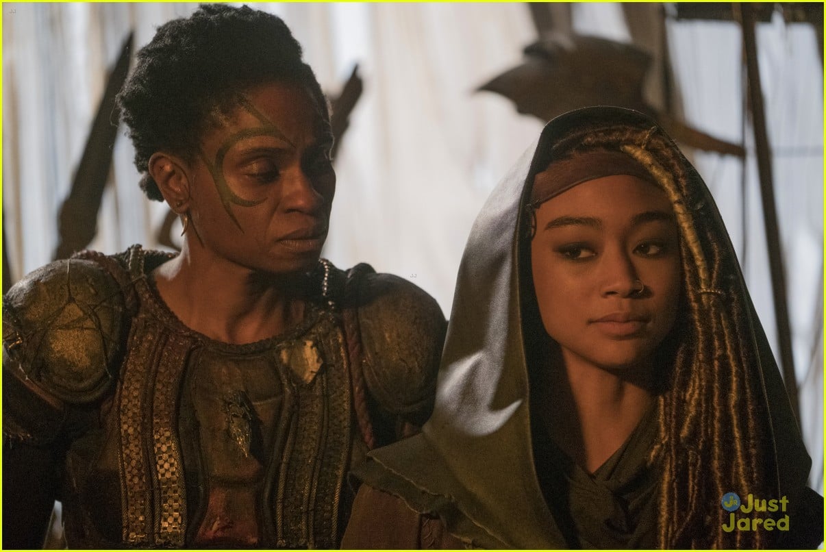 The 100's Lindsey Morgan Talks How Raven's Accepting Her Fate on ...