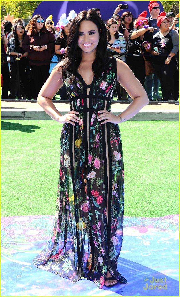 Ariel Winter And Demi Lovato Didnt Wear Blue For The Smurfs The Lost Village Premiere Photo