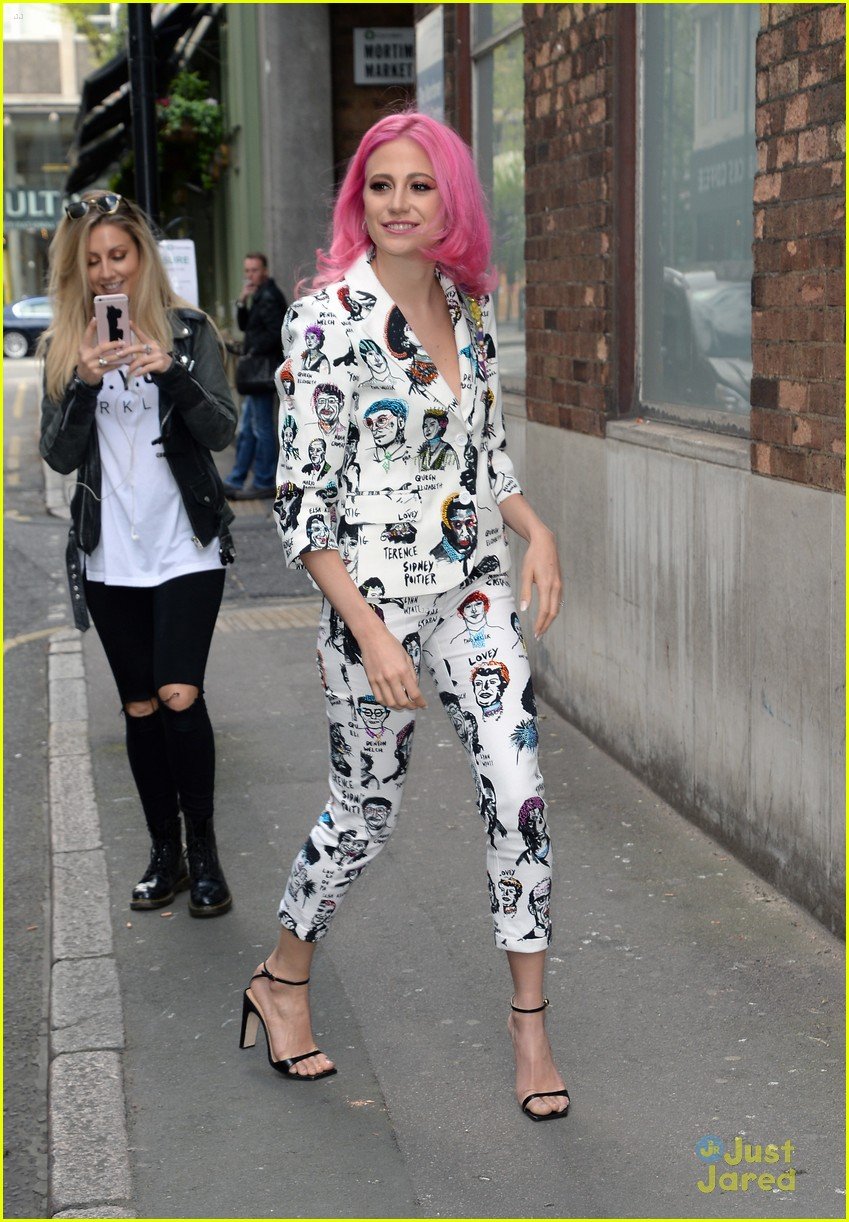 Singer Pixie Lott Continues Pink Hair Trend in London | Photo 1081399 ...