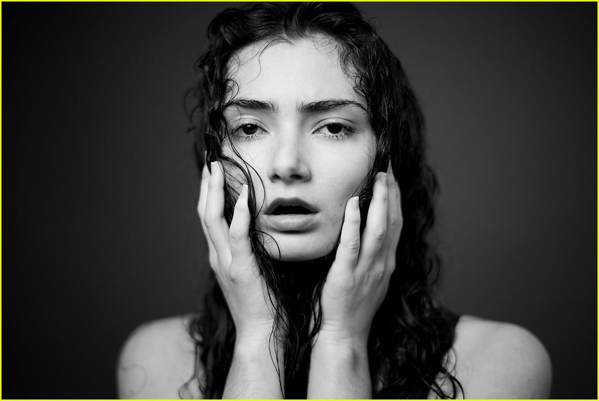 Transparent's Emily Robinson Shows Off Her Modeling Skills in Tyler ...