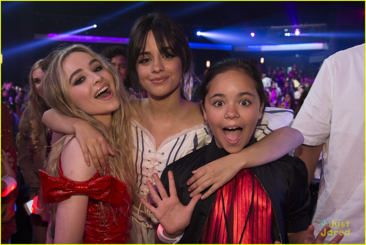 Full Sized Photo of sabrina carpenter thumbs rdmas recreate video 01 ...