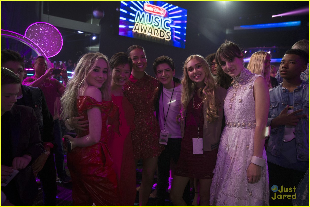 Sabrina Carpenter Recreates 'Thumbs' Music Video For RDMAs 2017 | Photo ...