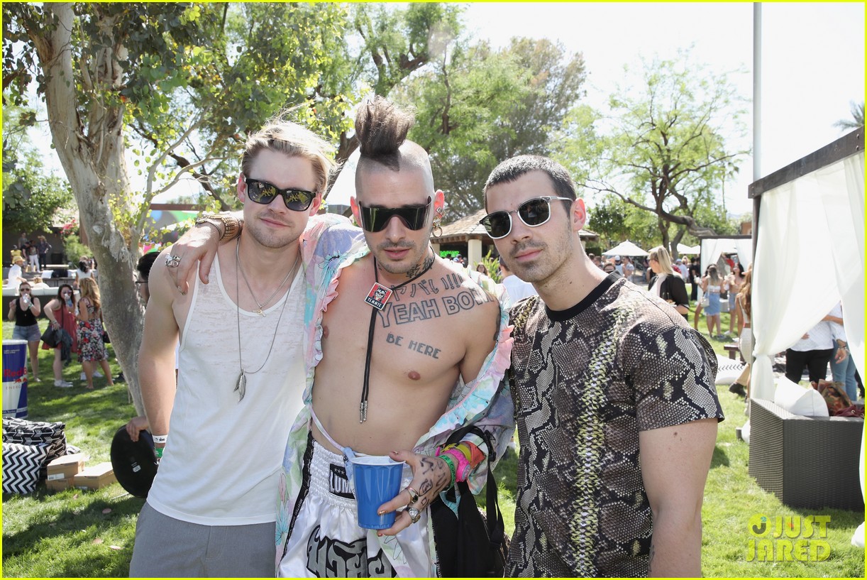 DNCE Puts Festival Style on Display at Republic Records Party! | Photo ...