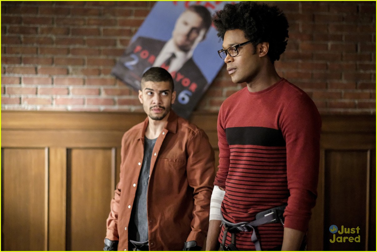 Oliver & Felicity's Entire Relationship Will Change on 'Arrow' Tonight ...