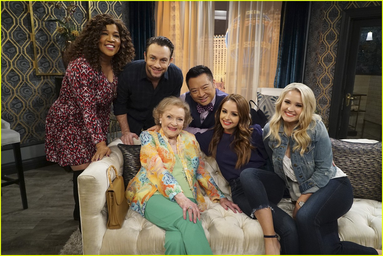 Betty White Returns to 'Young & Hungry' Tonight | Photo 1086406 - Photo ... Betty White Returns to 'Young & Hungry' Tonight | Photo 1086406 - Photo ...