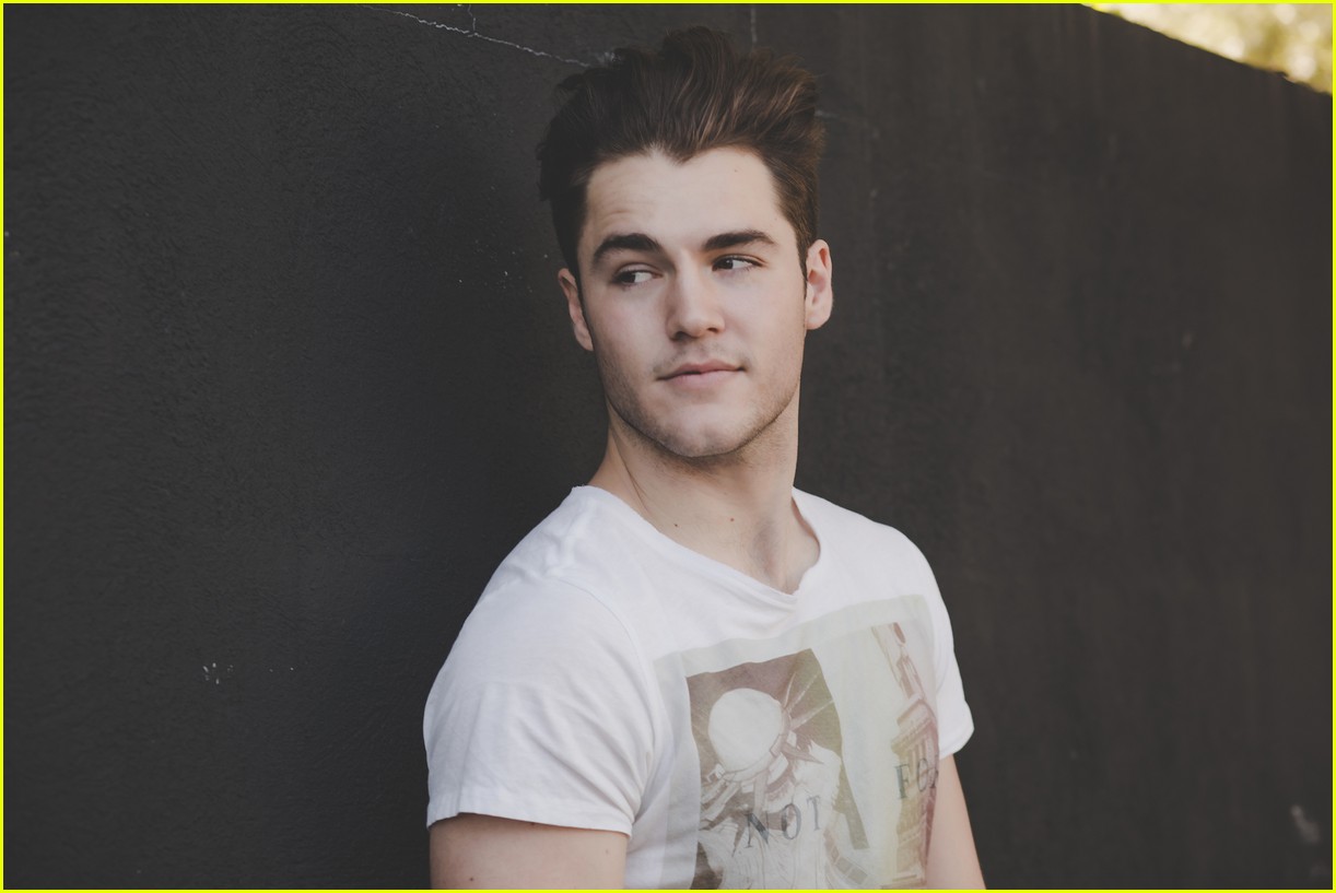 Famous in Love's Charlie DePew Lost 'Riverdale' Role to KJ Apa | Photo ...