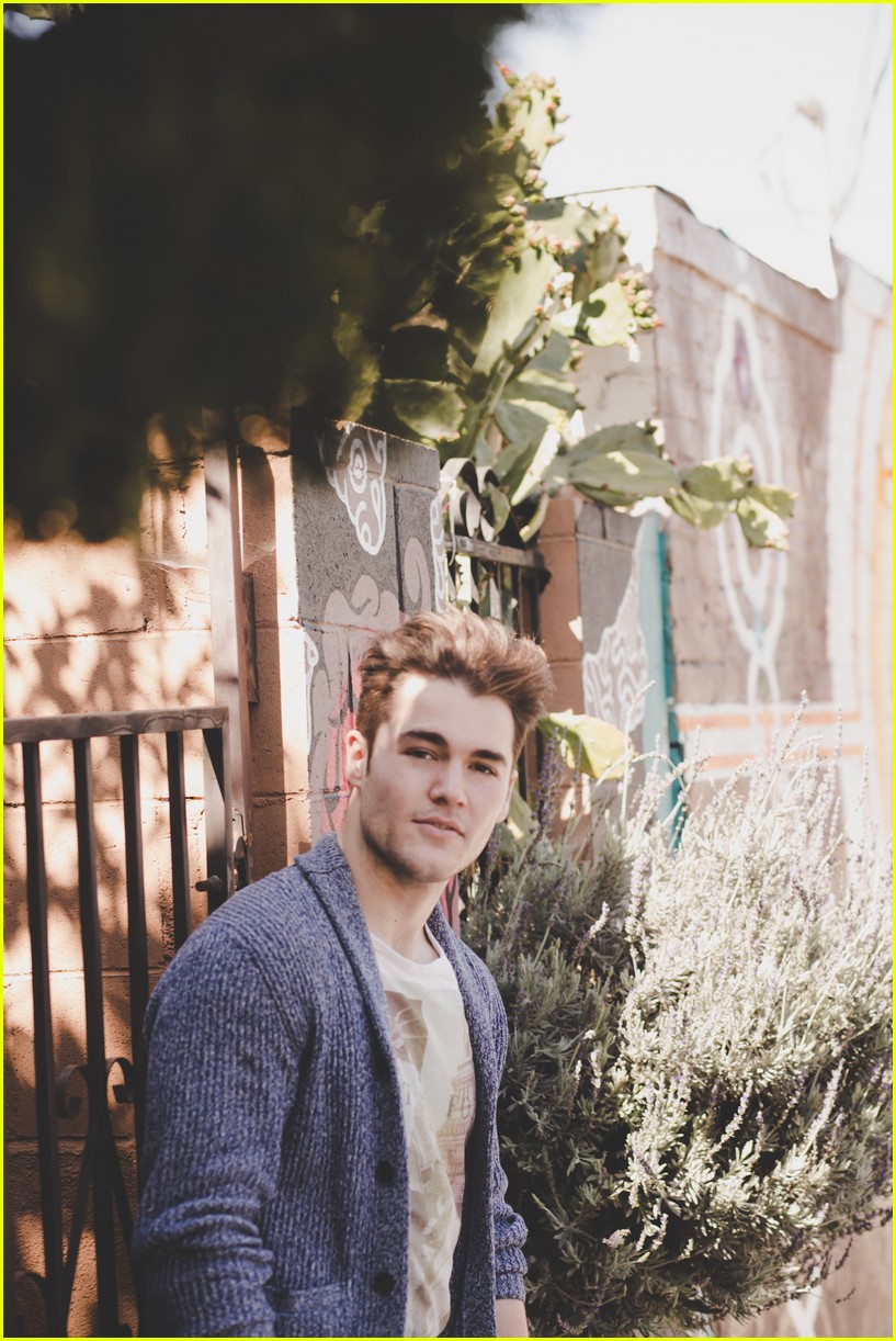 Famous in Love's Charlie DePew Lost 'Riverdale' Role to KJ Apa | Photo ...