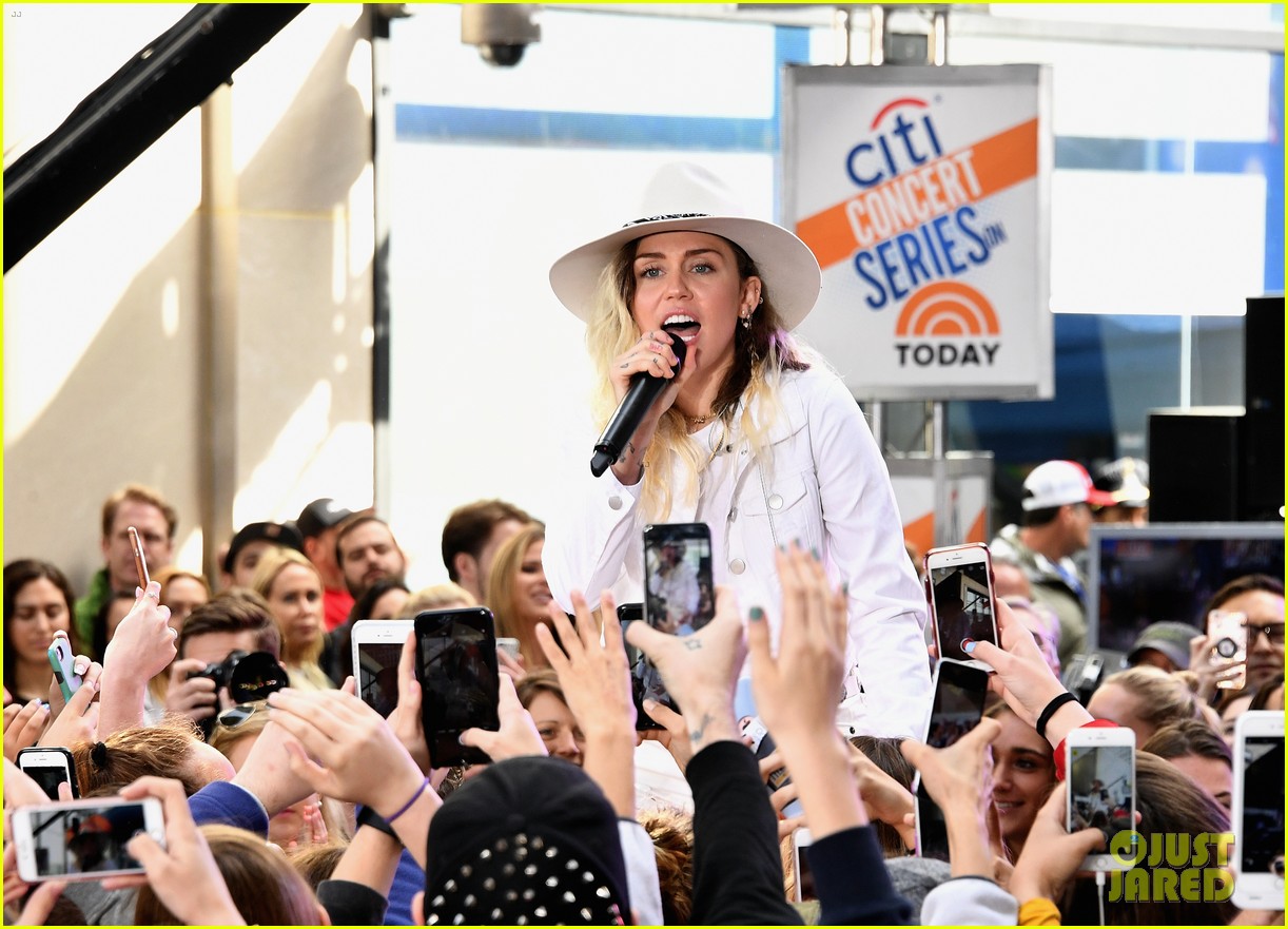 Miley Cyrus Sings 'Inspired' Live for First Time (Video) | Photo ...